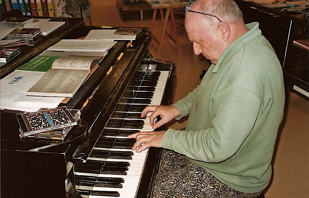 DER SCHWEIZER SÄNGER, MUSIKER, SONGSCHREIBER, KOMPONIST, DICHTER UND ...